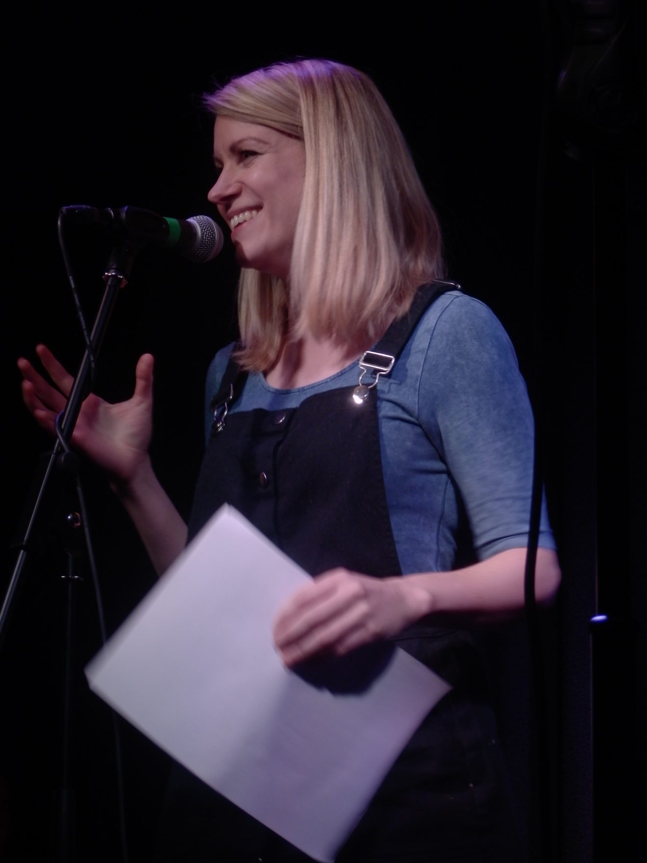 Larfing fit to bust | Damesnet